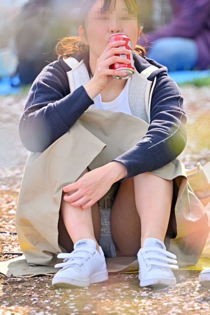 【Pcolle】vol.658：お花見特集特集：しっかりと見えてる薄ラベンダー色の生Pに染みが！なぜ濡れてるの？画像拡大必須です！！他、多数収録｜ぱんつべ